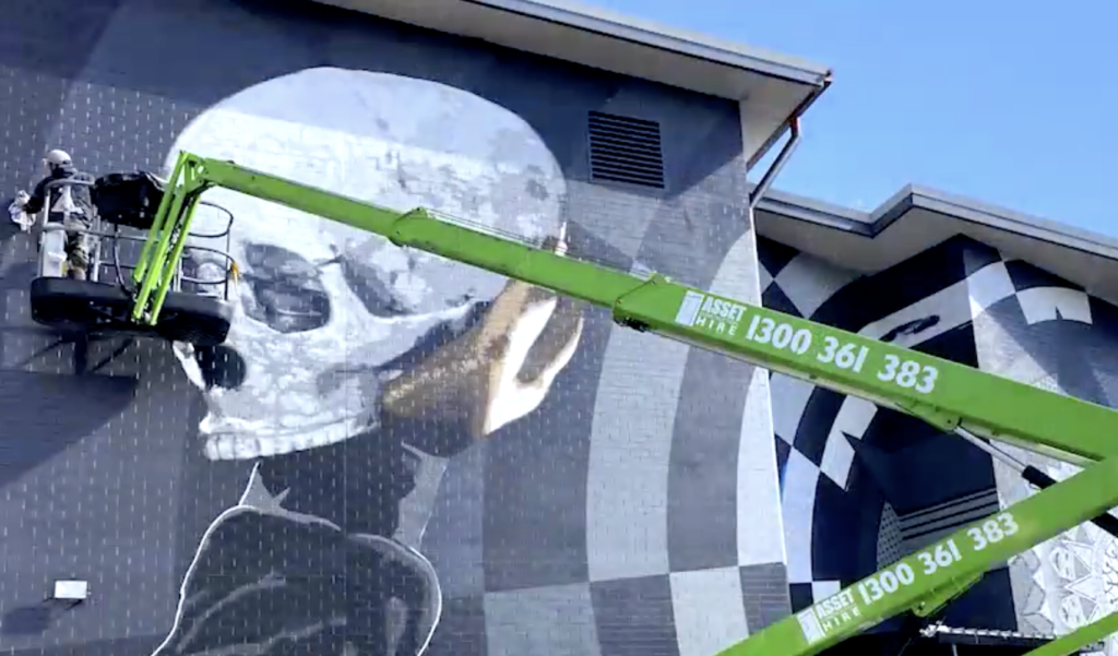 Artist uses Asset's HR21 to create Canberra mural - NiftyLift